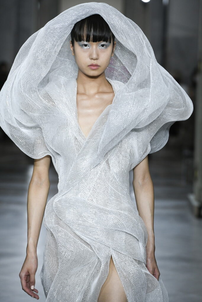 レバークチュール（LEVER COUTURE）2023年春夏コレクション〇Rakuten Fashion Week TOKYO 2023 SS | zoom up collection