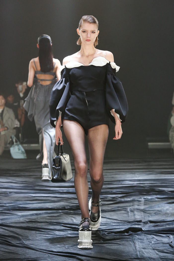 アキコアオキ（AKIKOAOKI）2023／2024年秋冬コレクション〇Rakuten Fashion Week TOKYO 2023 A/W | zoom up collection