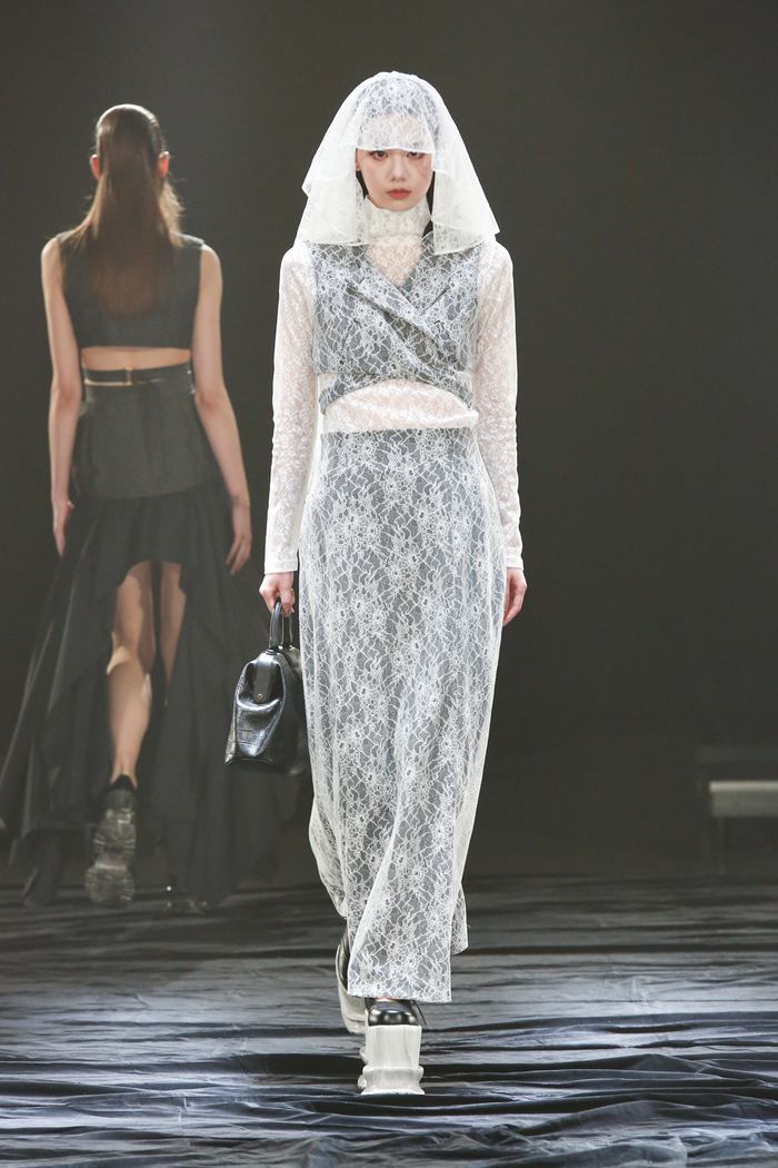 アキコアオキ（AKIKOAOKI）2023／2024年秋冬コレクション〇Rakuten Fashion Week TOKYO 2023 A/W | zoom up collection