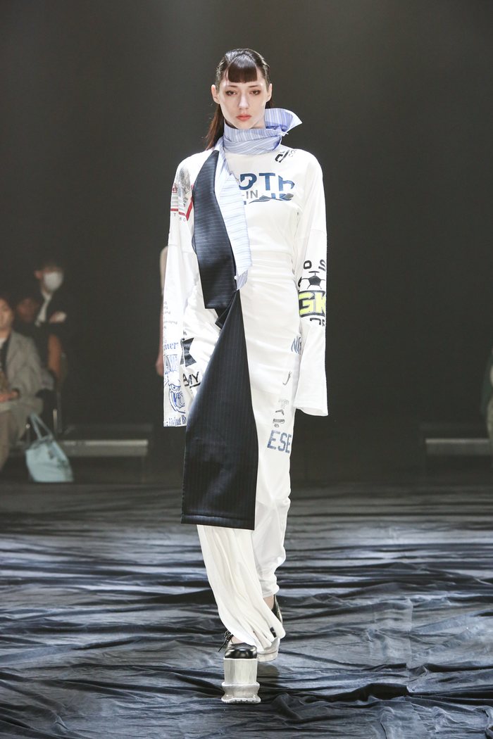 アキコアオキ（AKIKOAOKI）2023／2024年秋冬コレクション〇Rakuten Fashion Week TOKYO 2023 A/W | zoom up collection