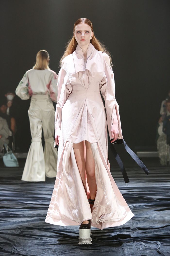 アキコアオキ（AKIKOAOKI）2023／2024年秋冬コレクション〇Rakuten Fashion Week TOKYO 2023 A/W | zoom up collection