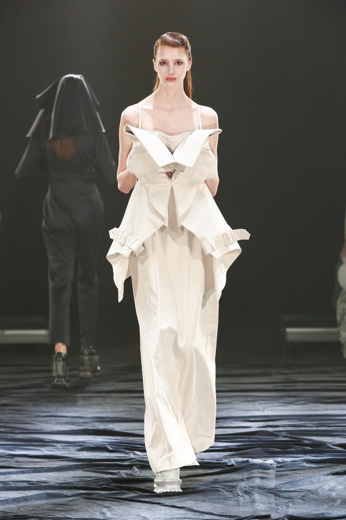 アキコアオキ（AKIKOAOKI）2023／2024年秋冬コレクション〇Rakuten Fashion Week TOKYO 2023 A/W | zoom up collection