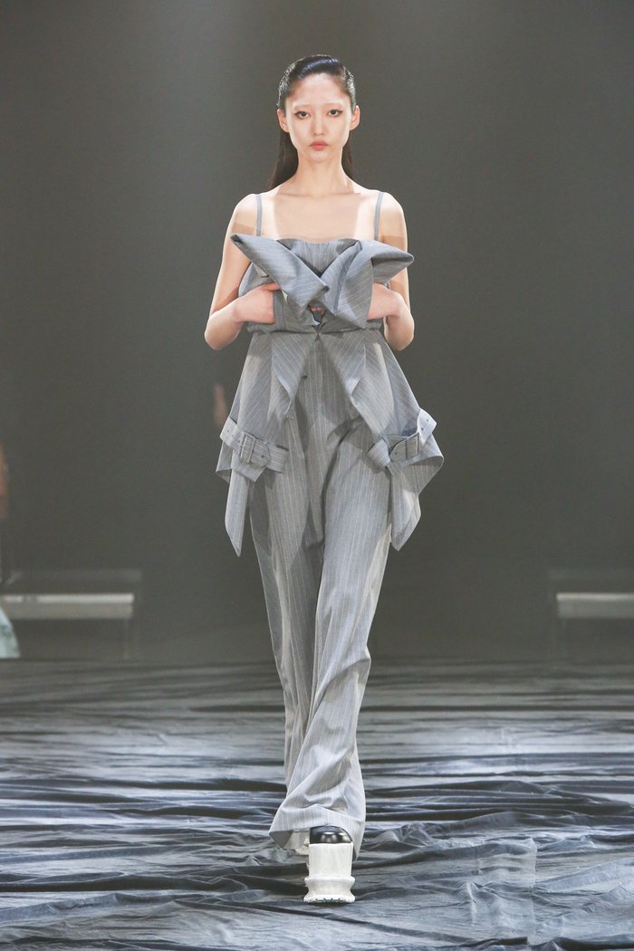 アキコアオキ（AKIKOAOKI）2023／2024年秋冬コレクション〇Rakuten Fashion Week TOKYO 2023 A/W | zoom up collection