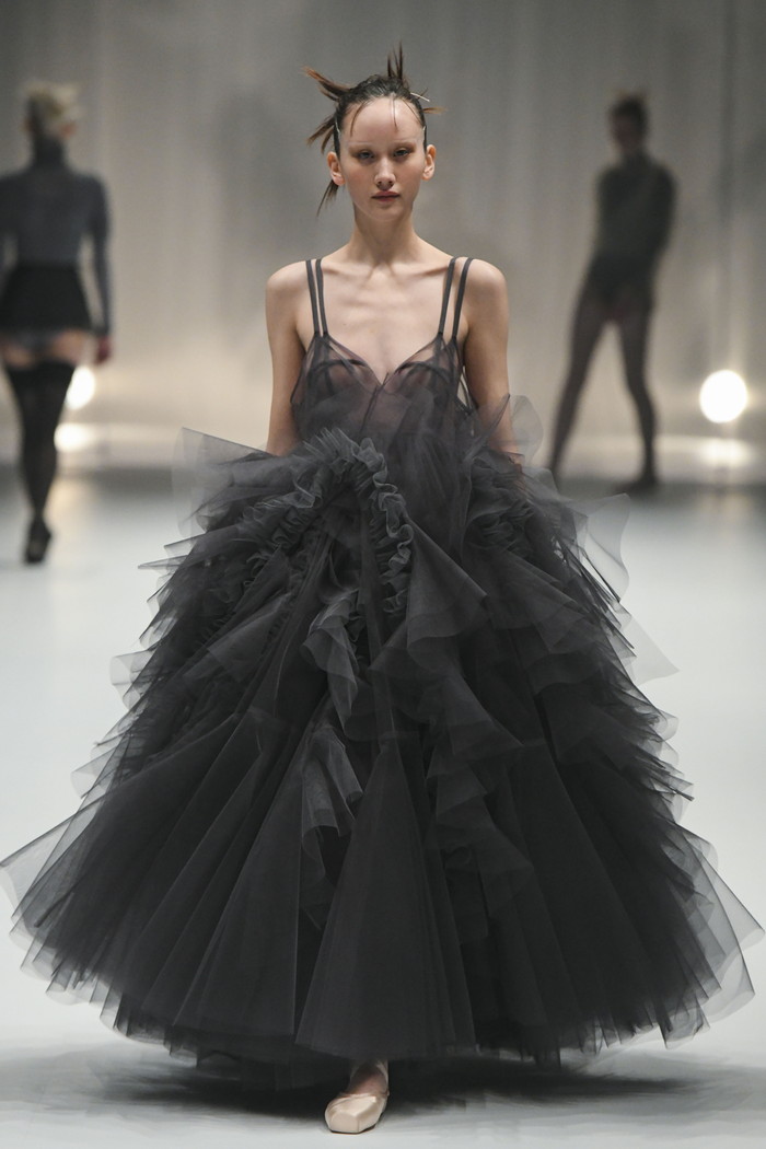 チカ キサダ（Chika Kisada）2023／2024年秋冬コレクション〇Rakuten Fashion Week TOKYO 2023 ...