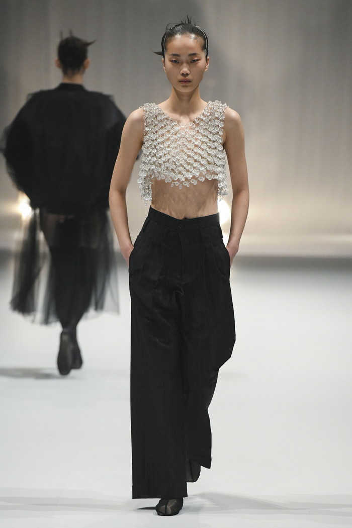 チカ キサダ（Chika Kisada）2023／2024年秋冬コレクション〇Rakuten Fashion Week TOKYO 2023 ...