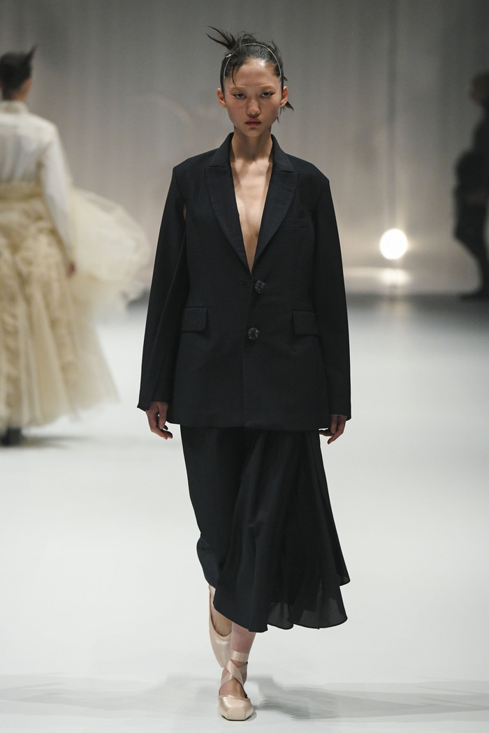 チカ キサダ（Chika Kisada）2023／2024年秋冬コレクション〇Rakuten Fashion Week TOKYO 2023 ...