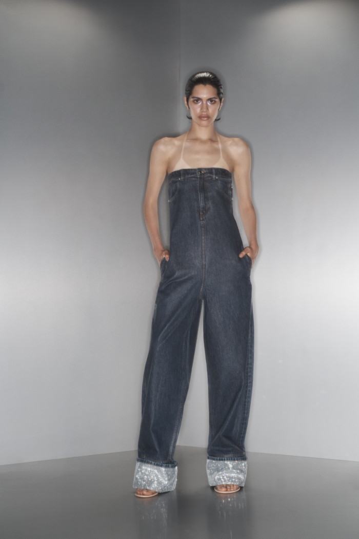 アレキサンダーワン（alexanderwang）が2023年春コレクションのルックと「Silent Siren」をテーマにしたキャンペーンを発表 | zoom up collection