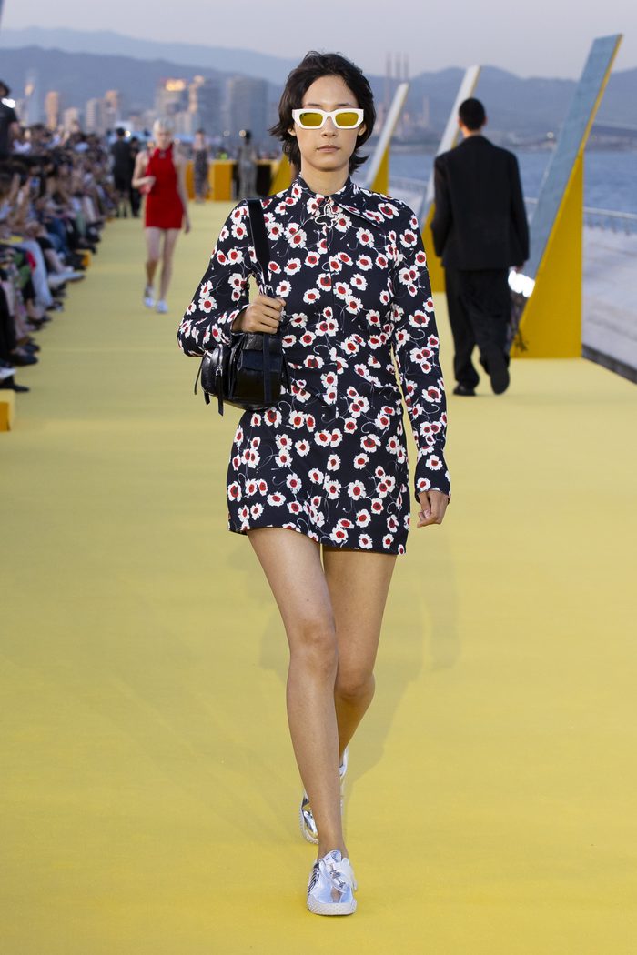 デシグアルがバルセロナで2025年春夏コレクションを発表。リフレクションズをテーマにファッションショーを開催 | zoom up collection