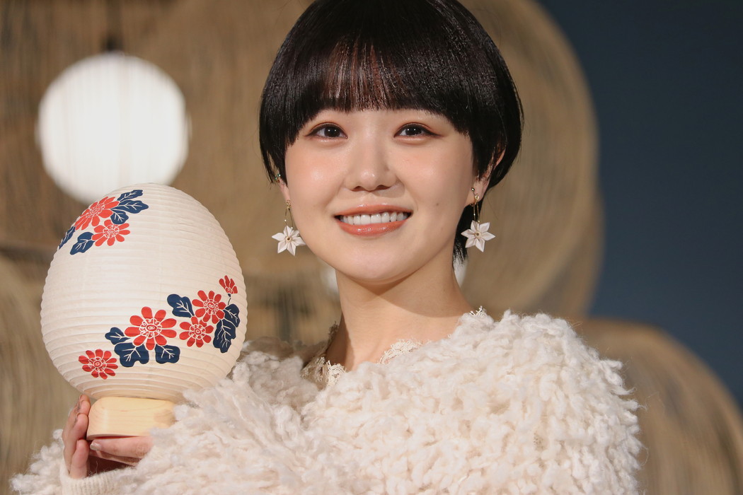 ミッドタウン八重洲で“工芸が灯すクリスマス”奈緒さんが点灯式に登場 駿河竹千筋細工のツリー | zoom up collection